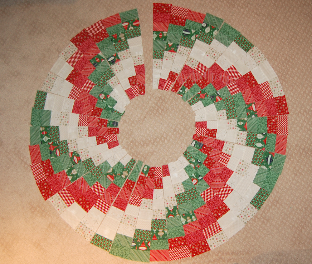 Peppermint Swirl Christmas Tree Skirt - Fairfield World Craft Projects